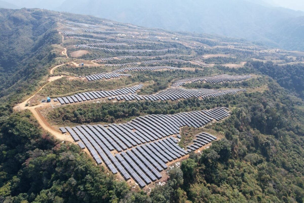 Solar arrays on sloping terrain with narrow land-width – pv magazine India