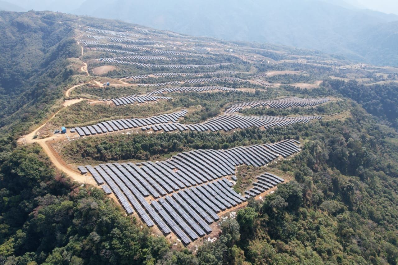 Solar arrays on sloping terrain with narrow land-width – pv magazine India