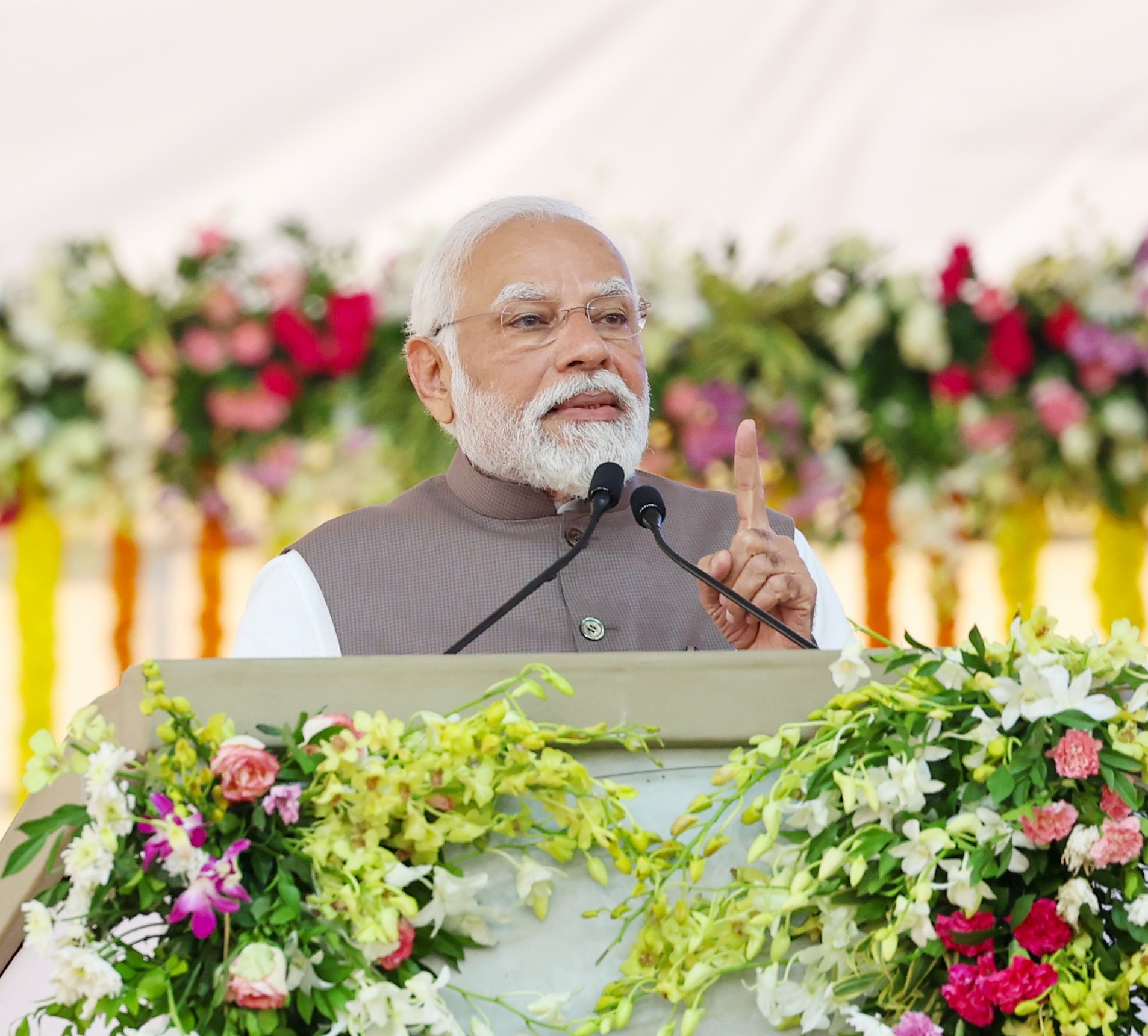 Prime minister Narendra Modi lays foundation stone of 800 MW solar park ...